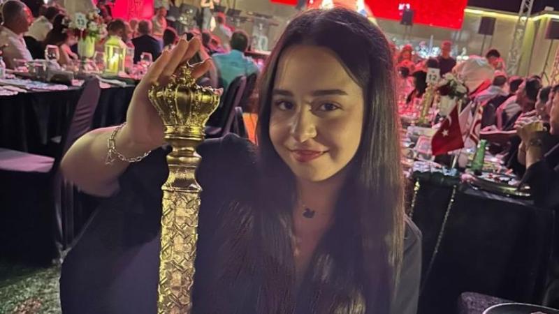 La desconocida faceta de Beren Gökyildiz, protagonista de "Melissa" | 13.cl